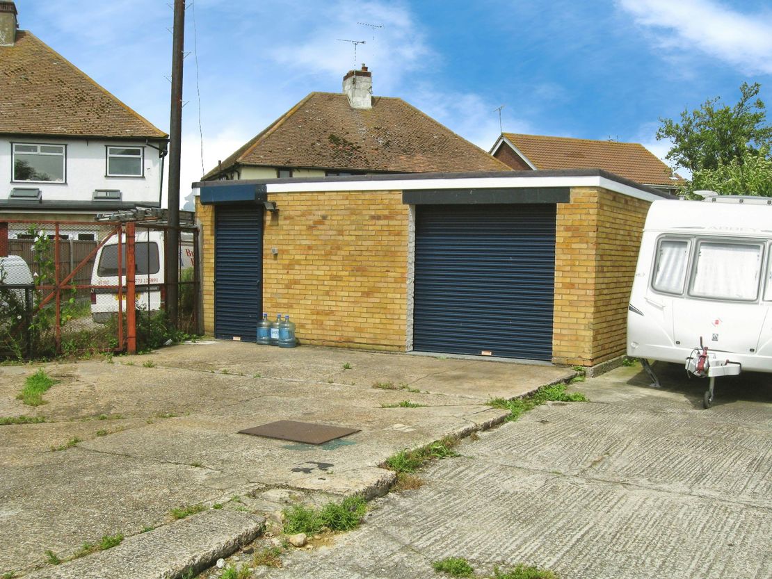 To Let: Brook Close, Rochford, SS4 1HN | PropList